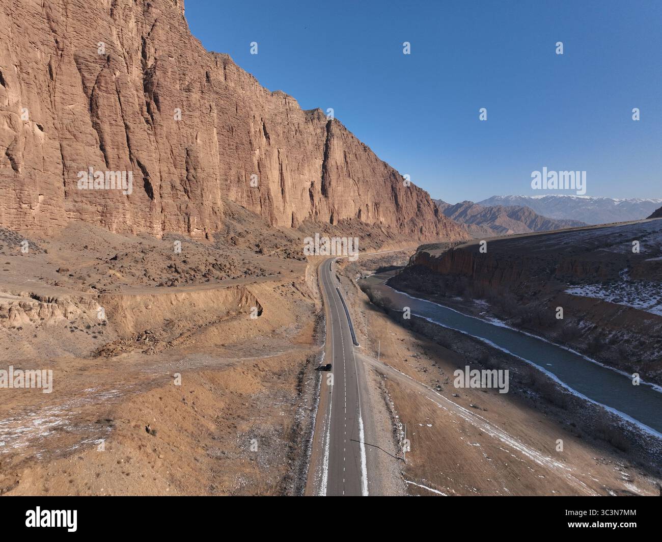 Straight road running parallel hi-res stock photography and images - Alamy