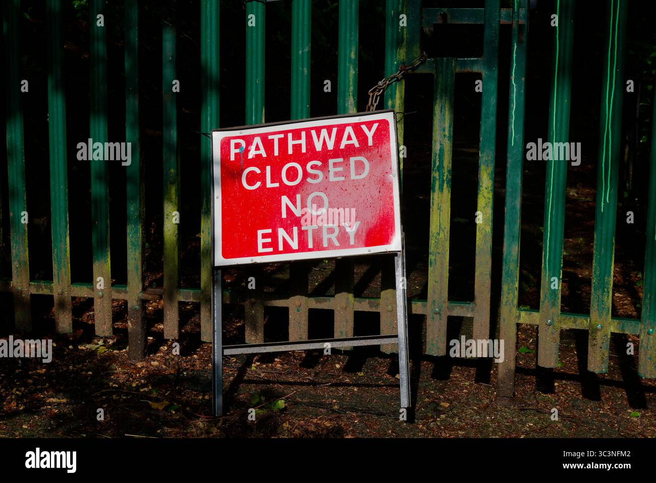 Pathway closed no access for pedestrians sign Stock Photo - Alamy