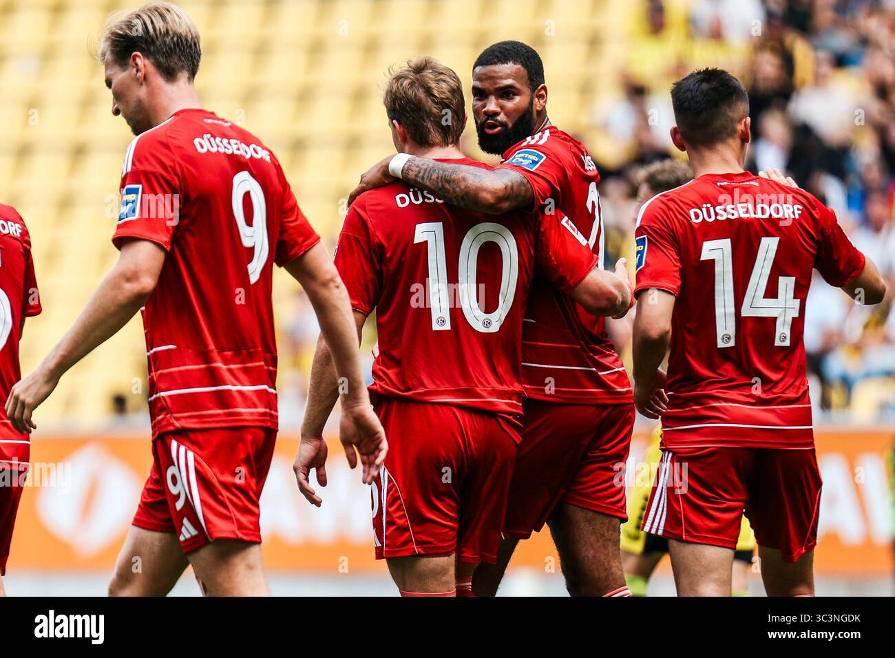 Christian Rasmussen (Fortuna D?sseldorf, #10) und Jamil Siebert (Fortuna D?sseldorf, #20) jubeln ...
