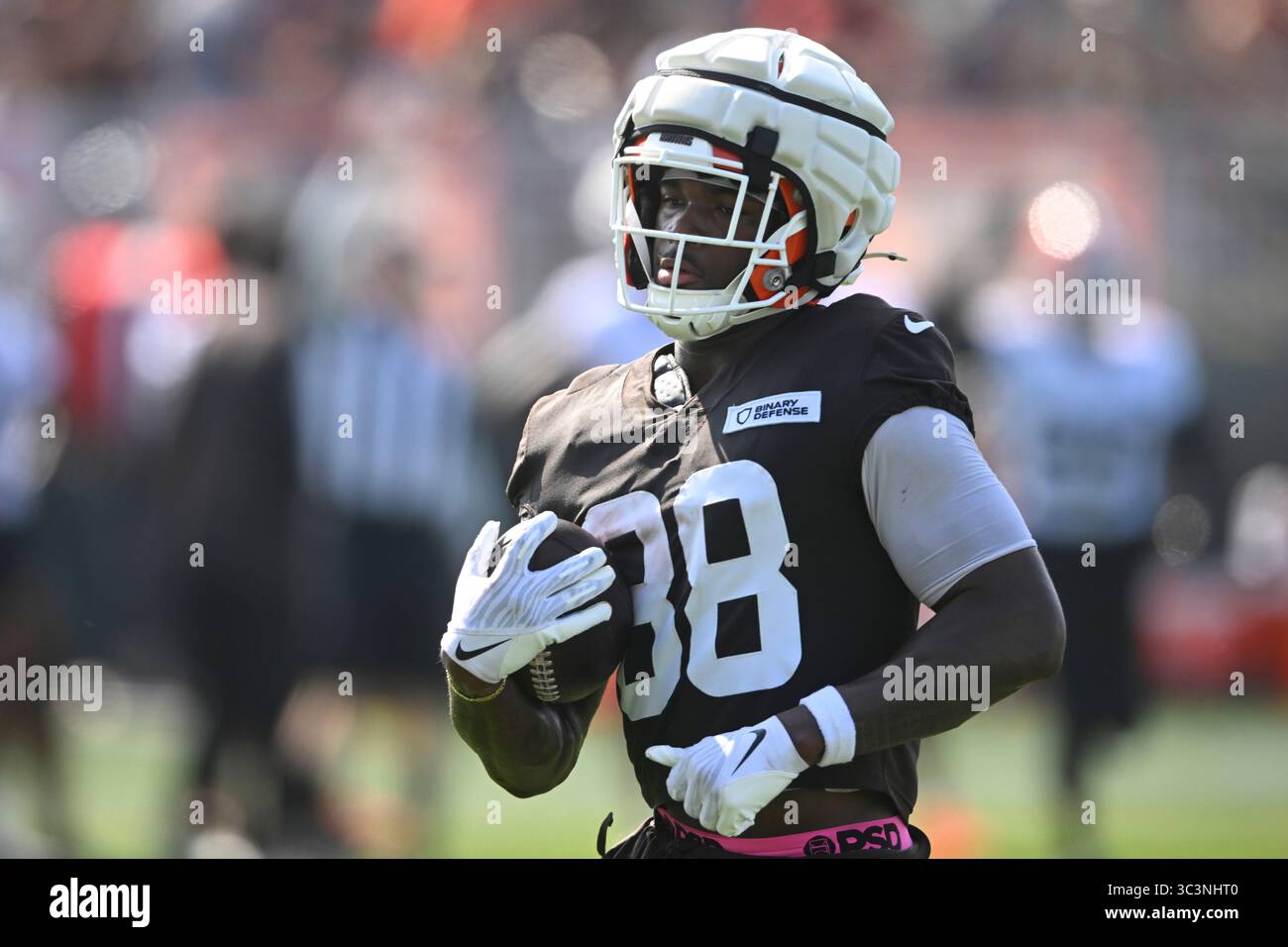Cleveland Browns tight end Harold Fannin Jr. (88) runs with the ball ...