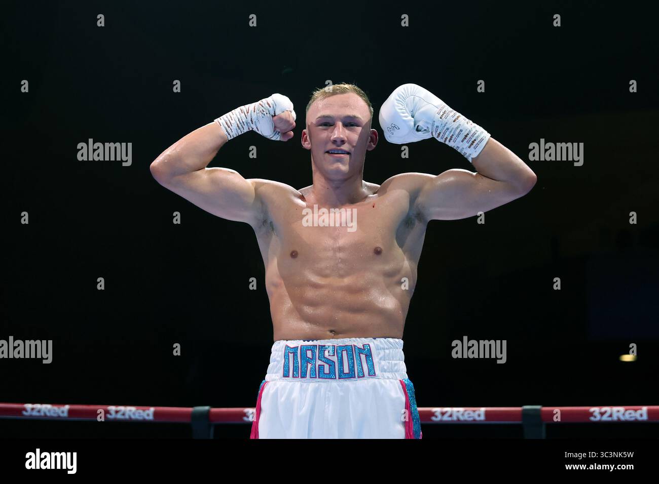 Mason Payne celebrates after beating Octavian Gratiiat in their super ...