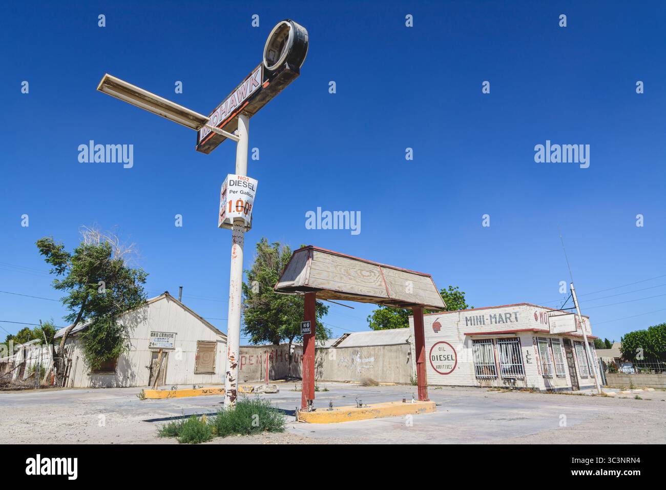 The abandoned Mohawk gas station and mini-mart next to the former Rte ...