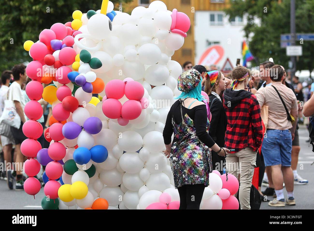Berlin, Deutschland, 26.07.2025: Christopher-Street-Day: Zuschauer und ...