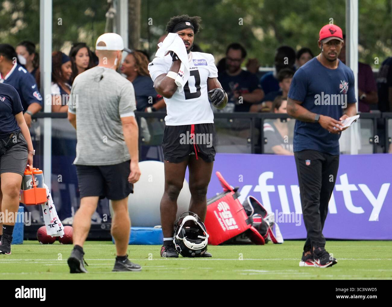 Houston Texans linebacker Azeez Al-Shaair (0) wipes away sweat during ...