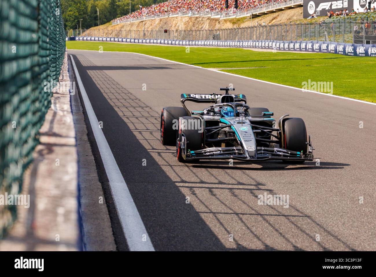 George Russell (Mercedes AMG Petronas Formula One Team, #63) mit seinem ...