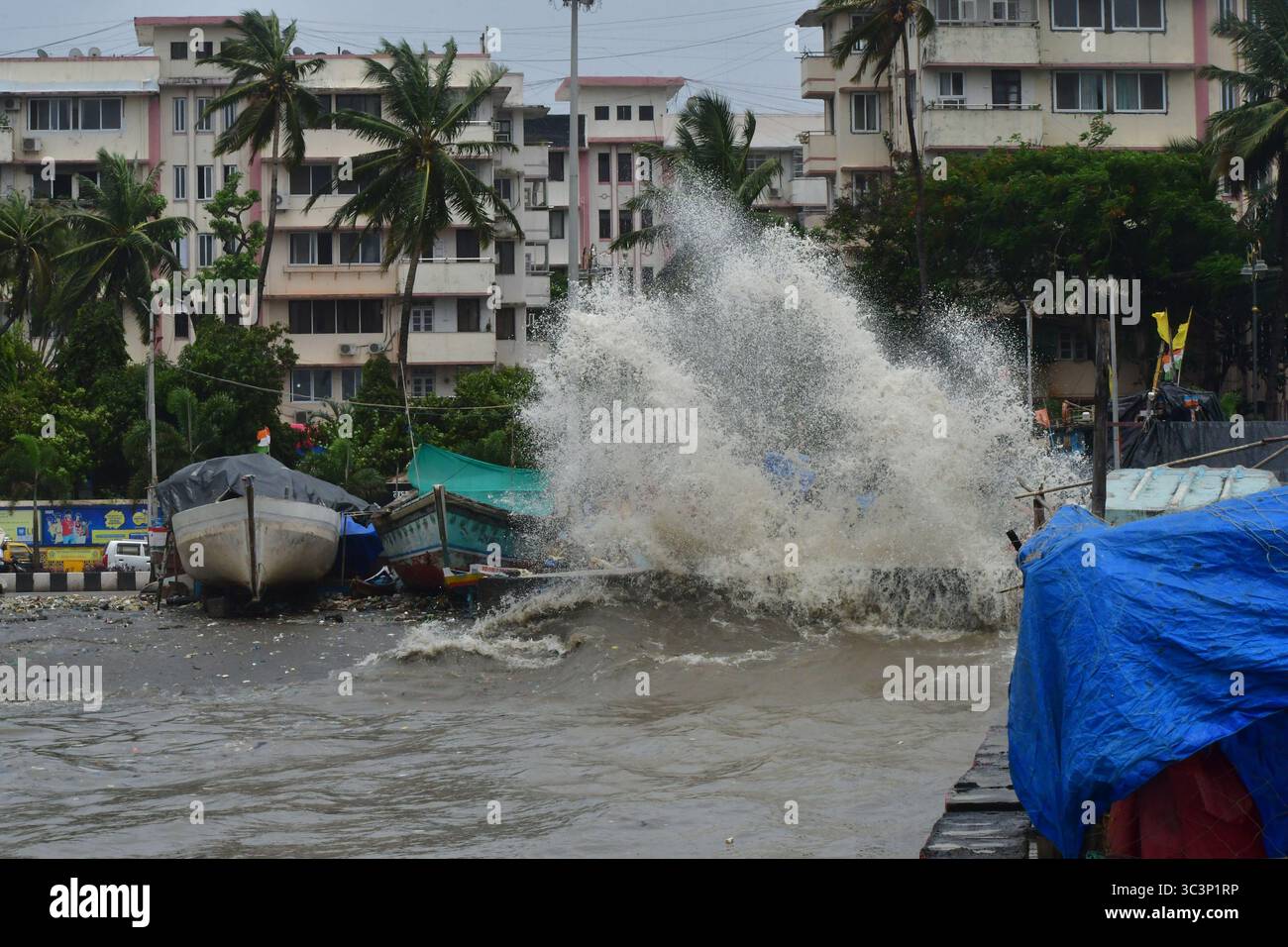 Mumbai, India. 26th July, 2025. MUMBAI, INDIA - JULY 26: High tide ...