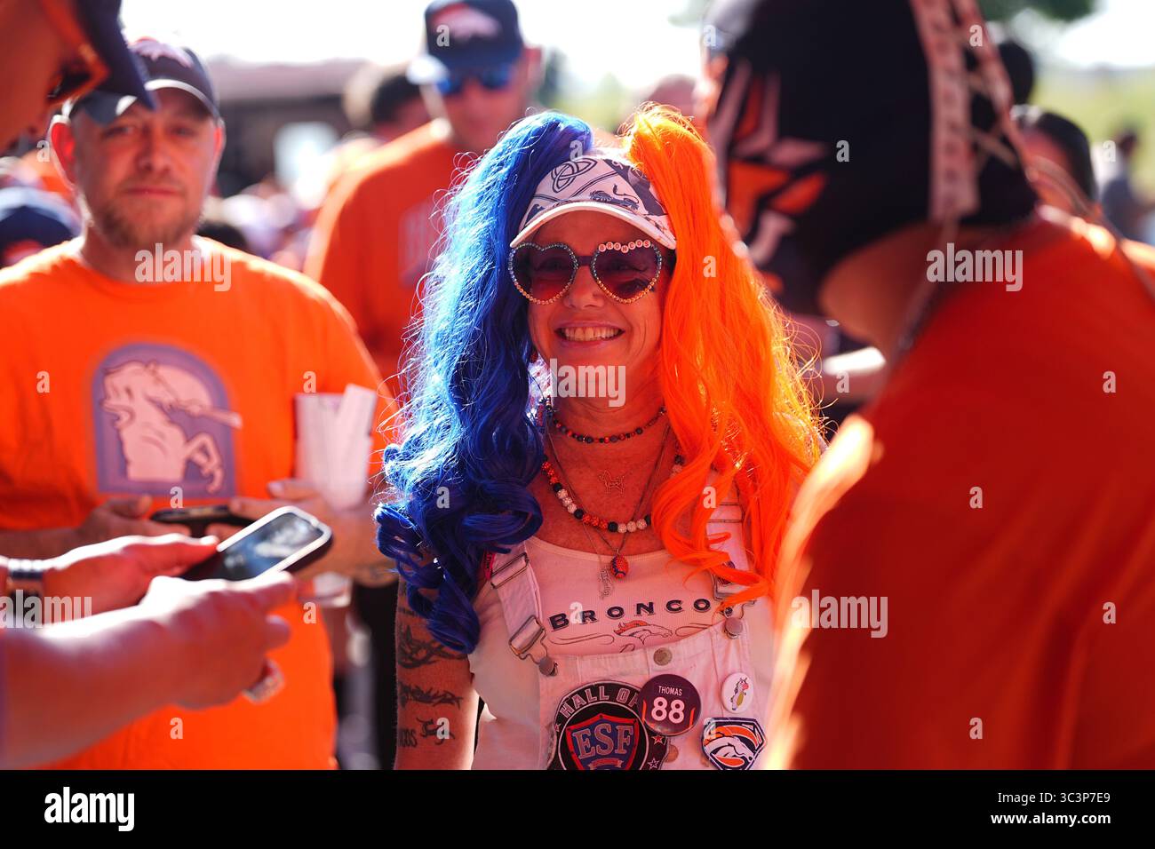Denver Broncos fans line up for autographs from team alumni members ...