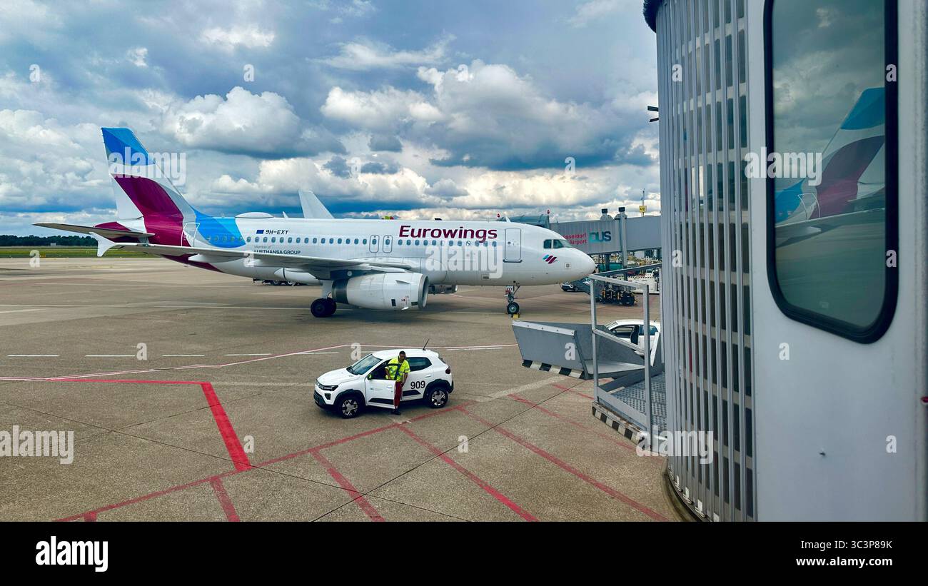 Eurowings Airbus A320 (D-AEXT) at Düsseldorf Airport (DUS) with service ...
