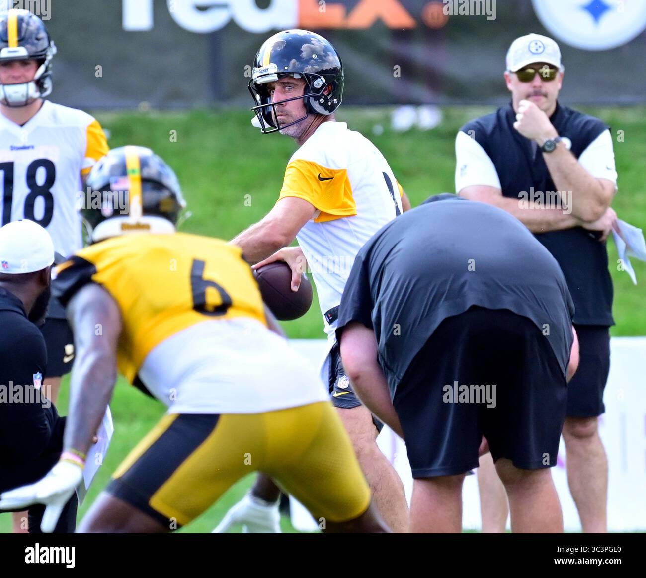 Pittsburgh Steelers quarterback Aaron Rodgers (8) works out during ...