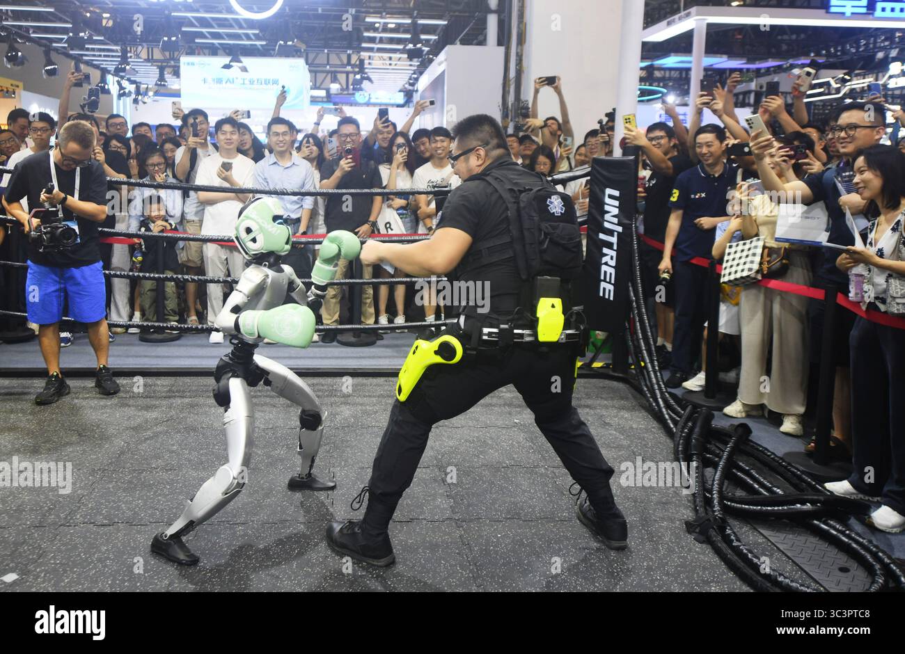 SHANGHAI, CHINA - JULY 26, 2025 - Audiences watched a boxing match ...