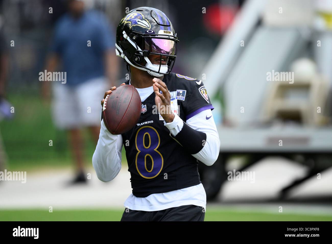 Baltimore Ravens quarterback Lamar Jackson (8) works out during ...