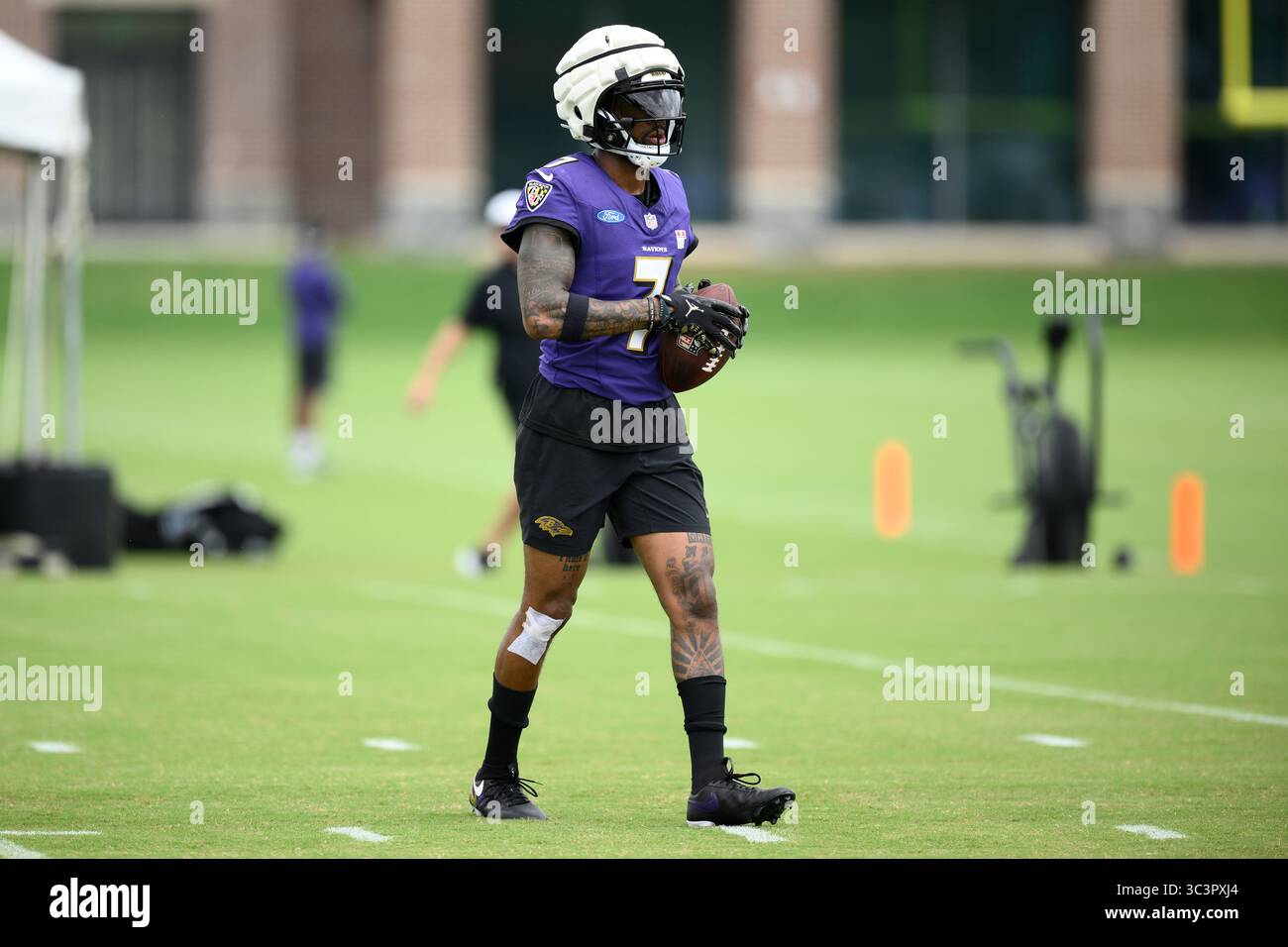 Baltimore Ravens wide receiver Rashod Bateman (7) works out during ...