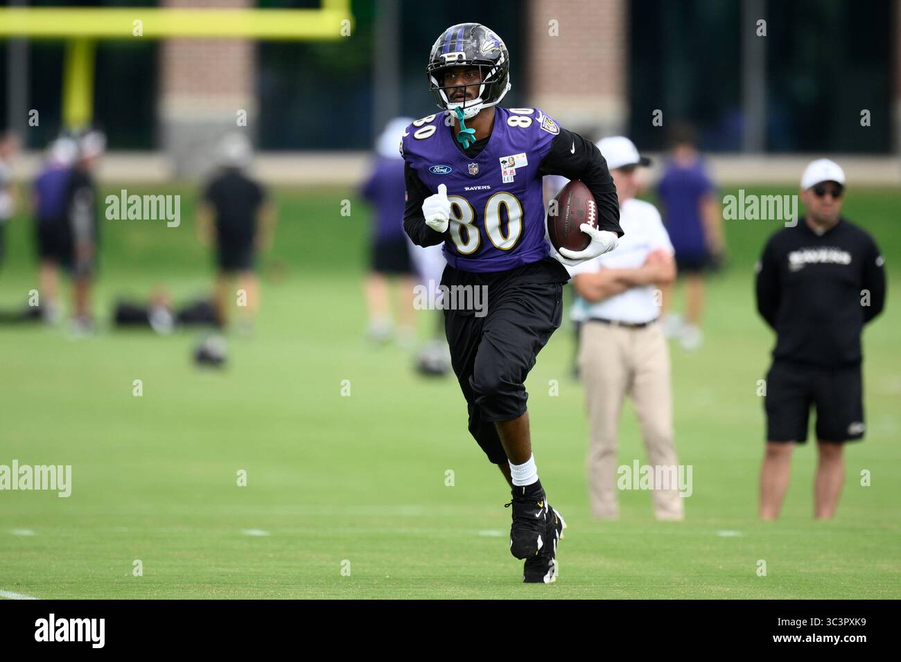 Baltimore Ravens tight end Isaiah Likely (80) works out during practice ...