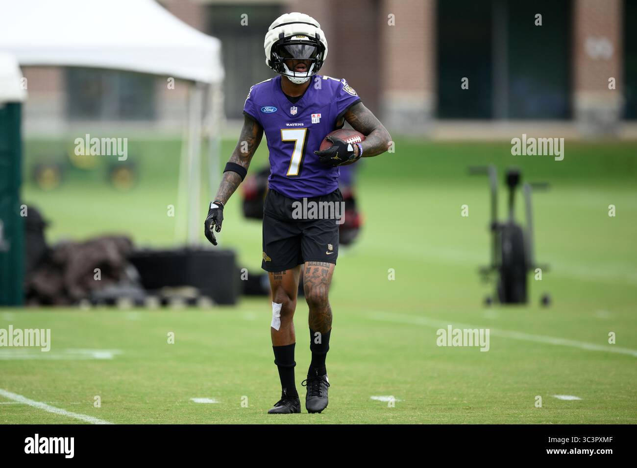 Baltimore Ravens wide receiver Rashod Bateman (7) works out during ...