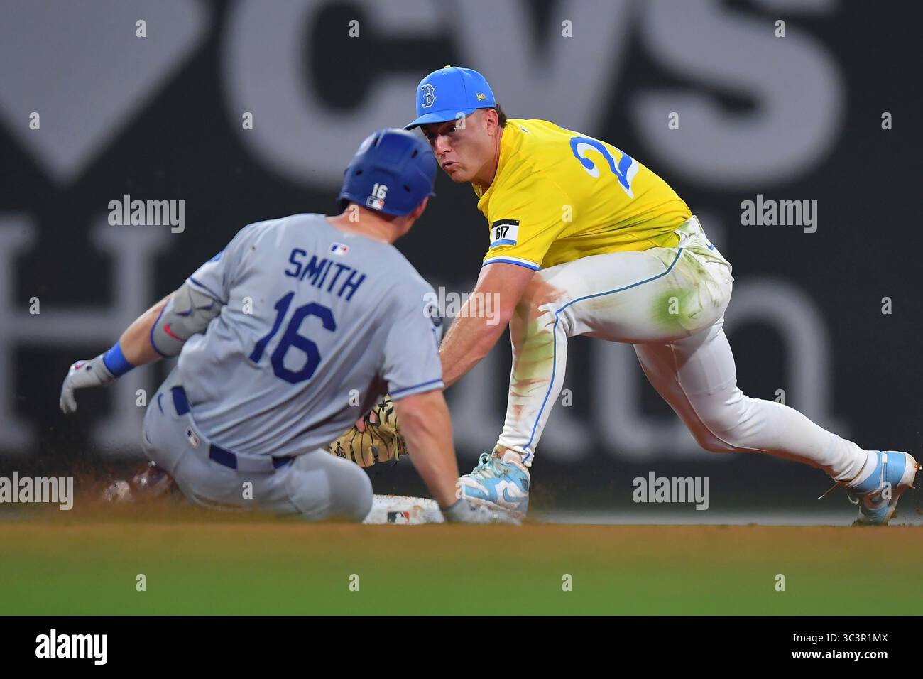 Los Angeles Dodgers Will Smith (16) slides out while trying to advance ...