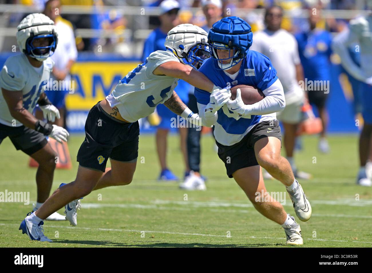 Los Angeles Rams linebacker Nate Landman, left, forces Rams' tight end ...