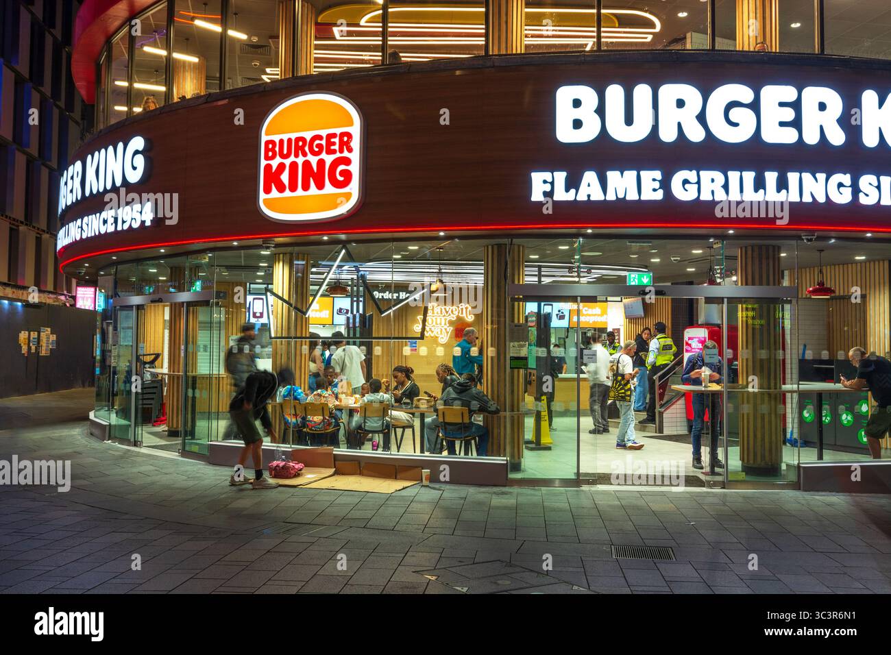 London fast food night scene hi-res stock photography and images - Alamy
