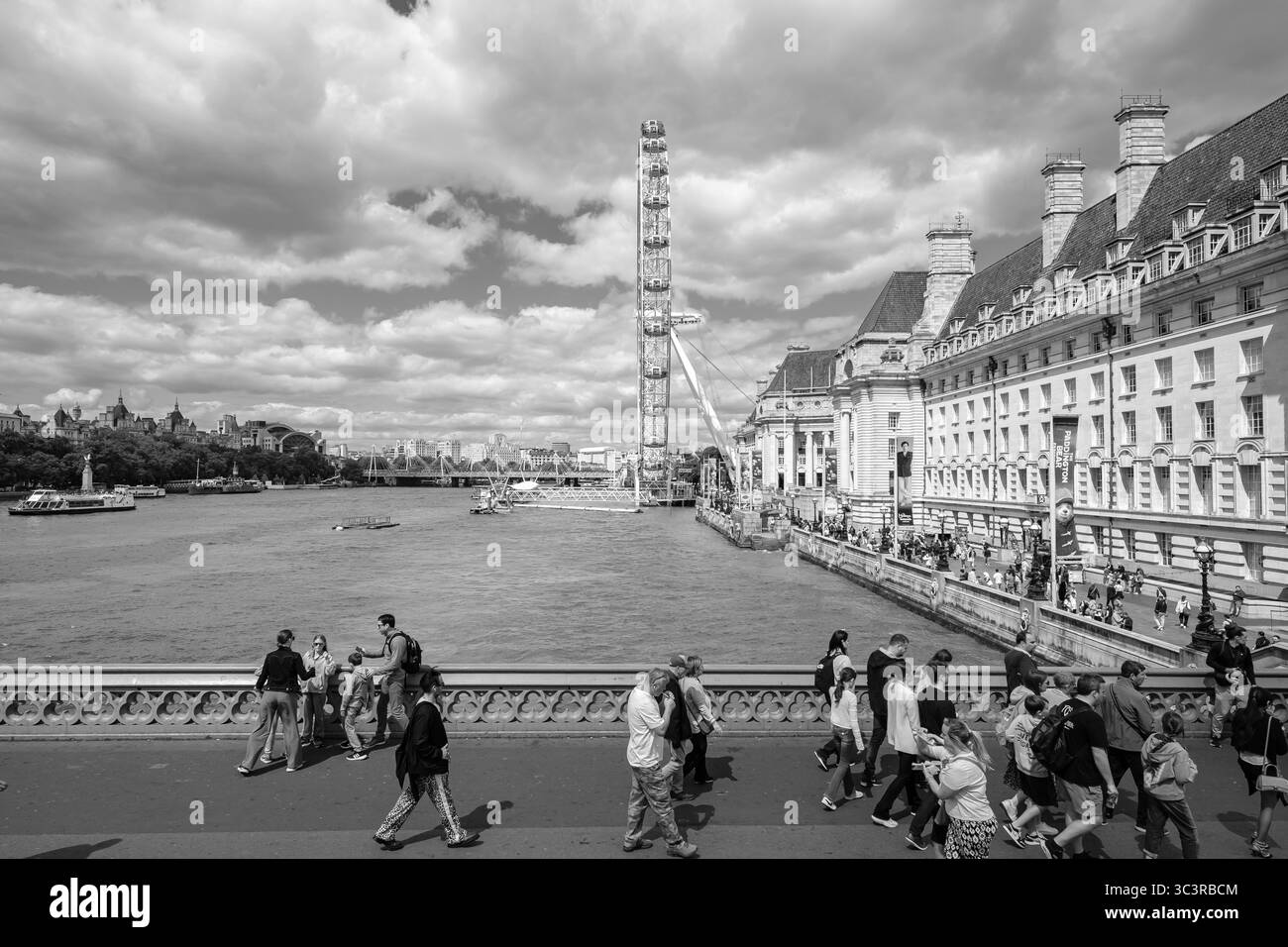 London bridge walking sky Black and White Stock Photos & Images - Alamy