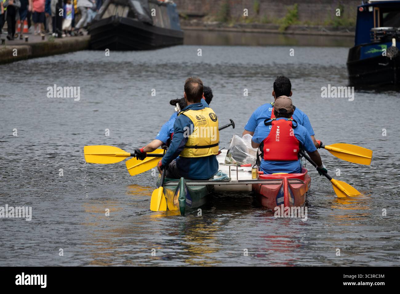 People paddling a boat on the canal by Brindley Place, Birmingham, UK ...