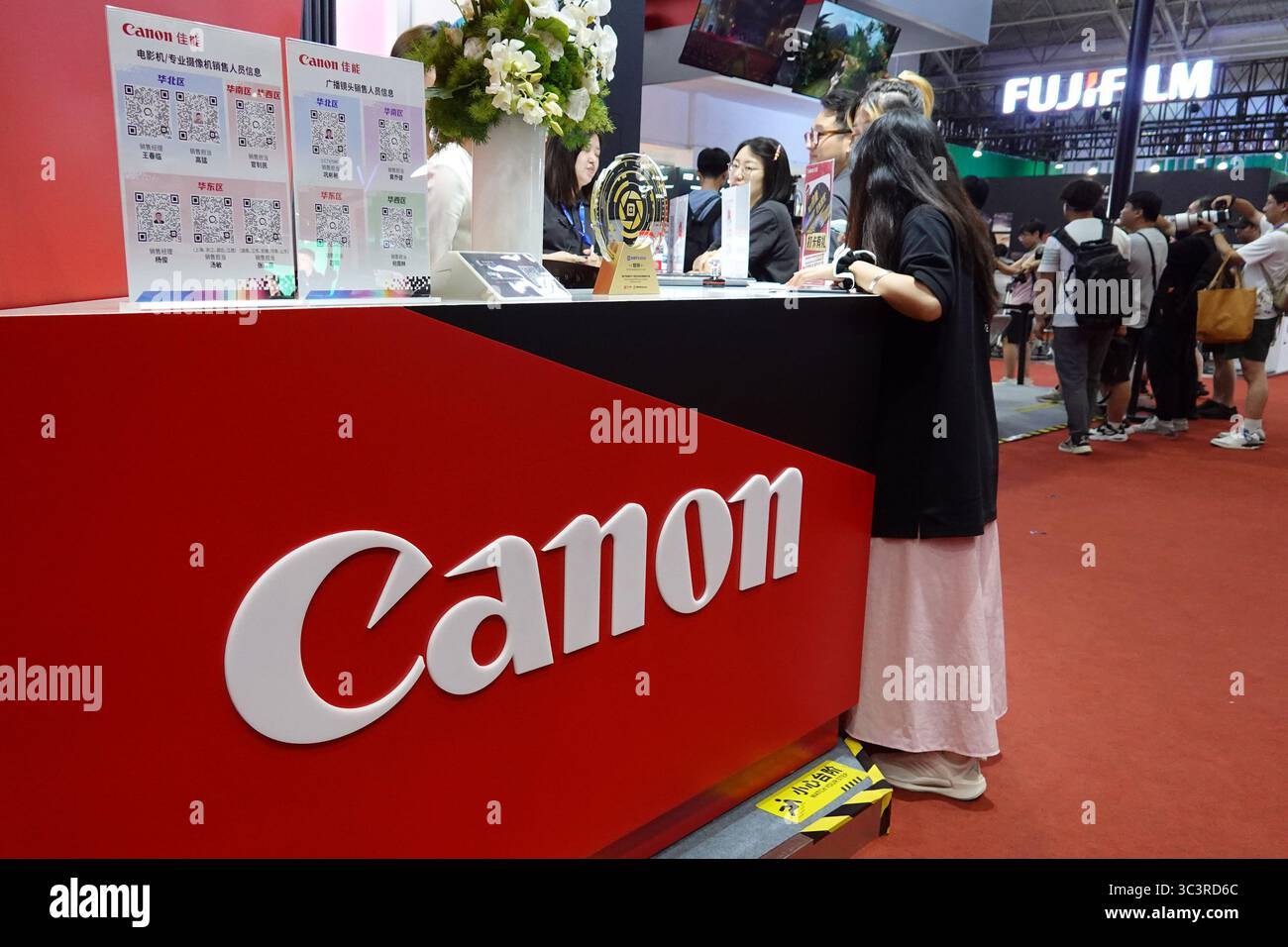 Canon booth hi-res stock photography and images - Alamy