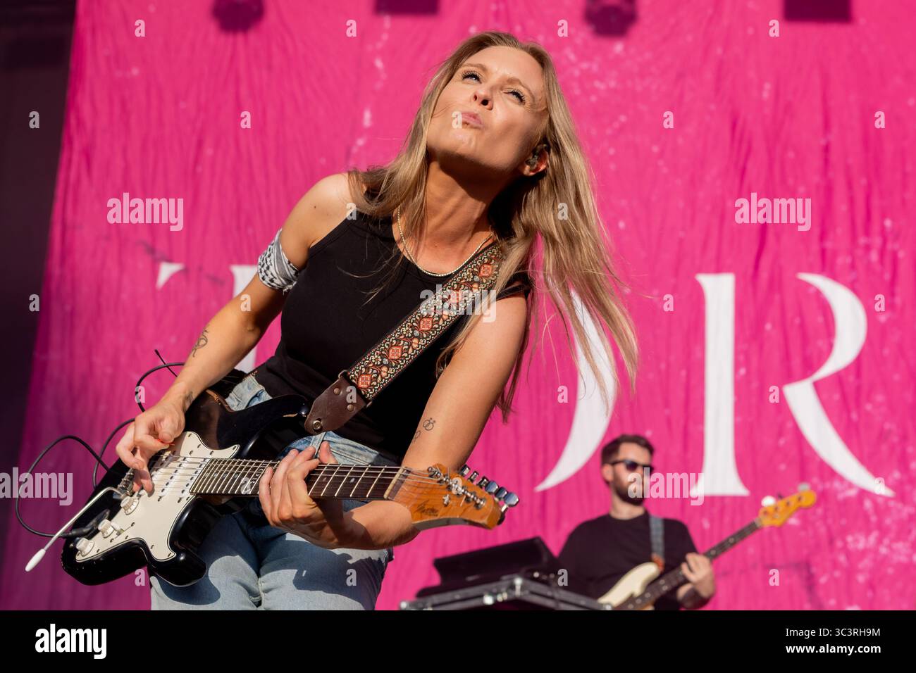 Tora daa singer hi-res stock photography and images - Alamy
