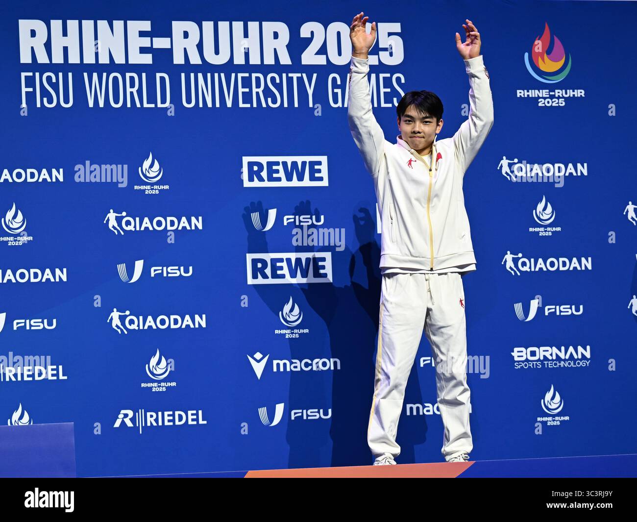 (250727) -- ESSEN, July 27, 2025 (Xinhua) -- Bronze medalist He Xiang ...