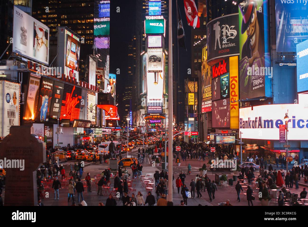 Atmosphere in times square hi-res stock photography and images - Alamy