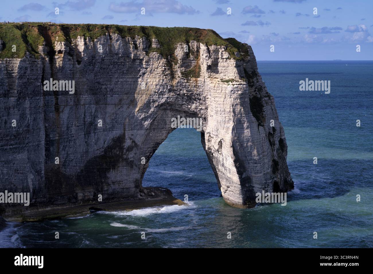 Rock arch Falaise or Porte La Manneporte, Etretat, sea, steep coast ...