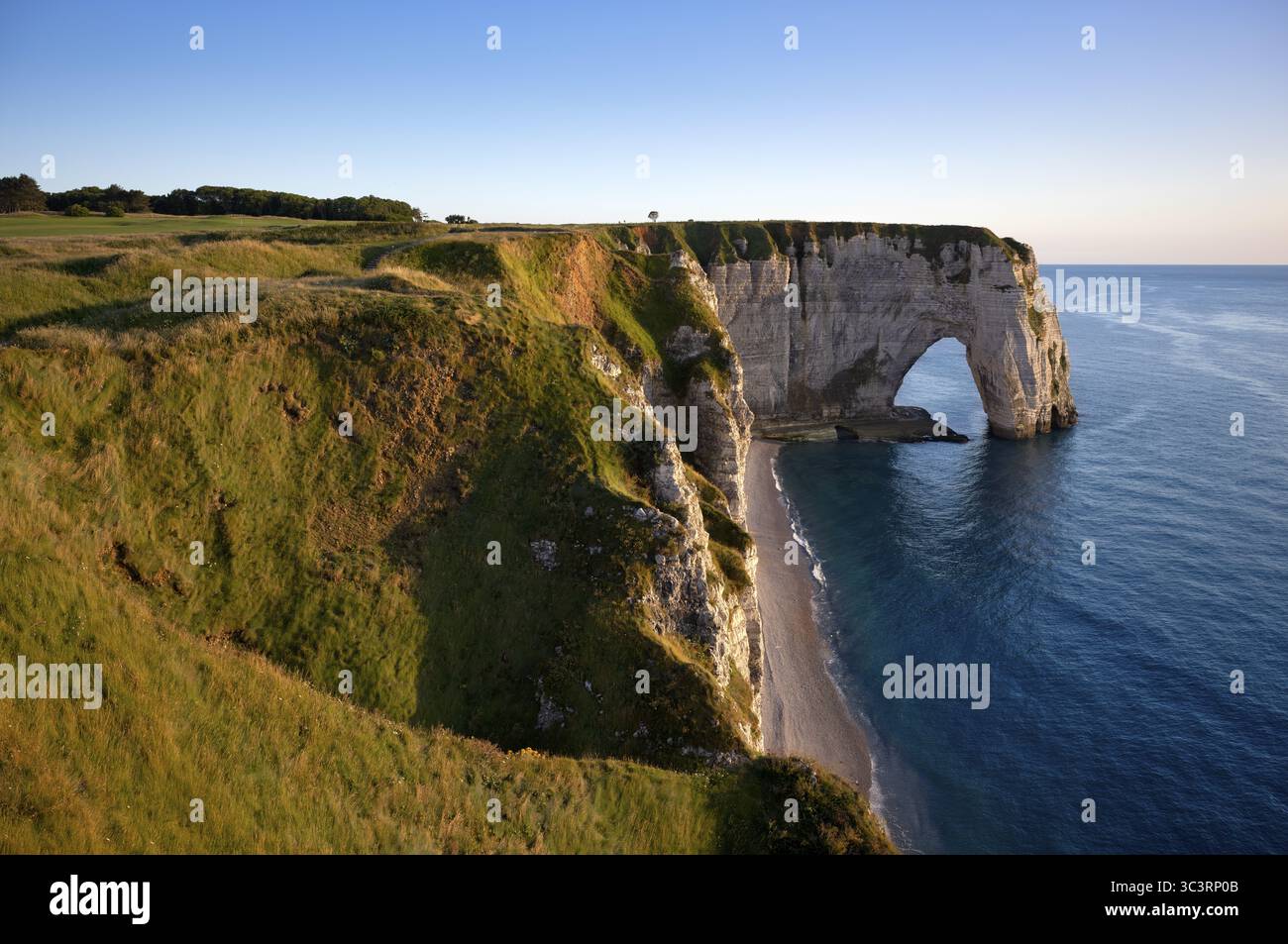 Rock arch Falaise or Porte La Manneporte, Jambourg beach, Etretat, sea ...