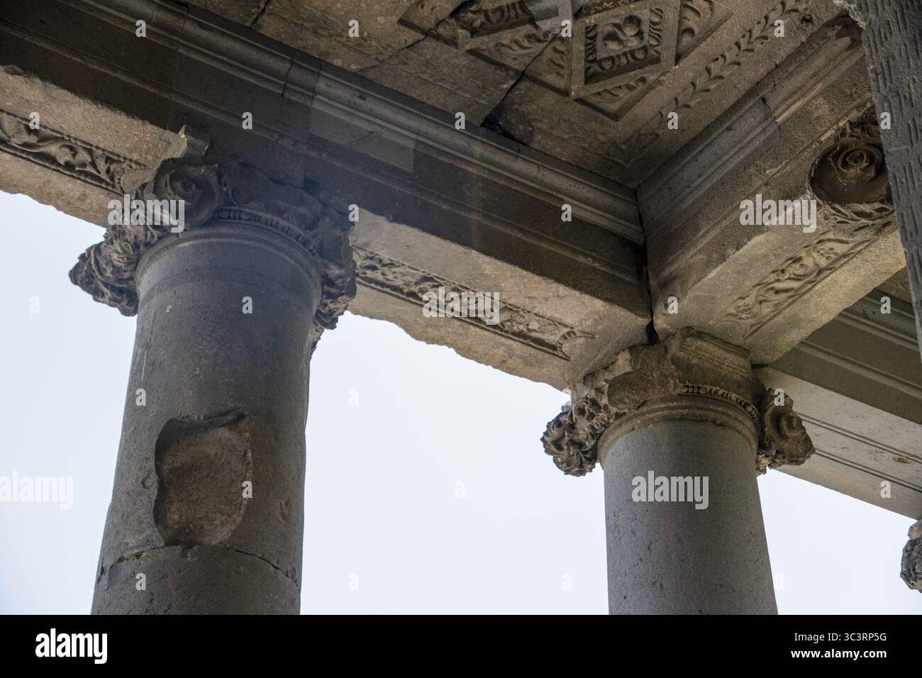 Angle shot ancient columns hi-res stock photography and images - Alamy