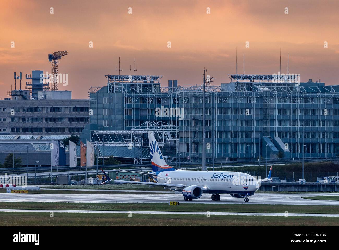 Abendlicher Flugbetrieb auf Start- und Landebahn des Münchner ...