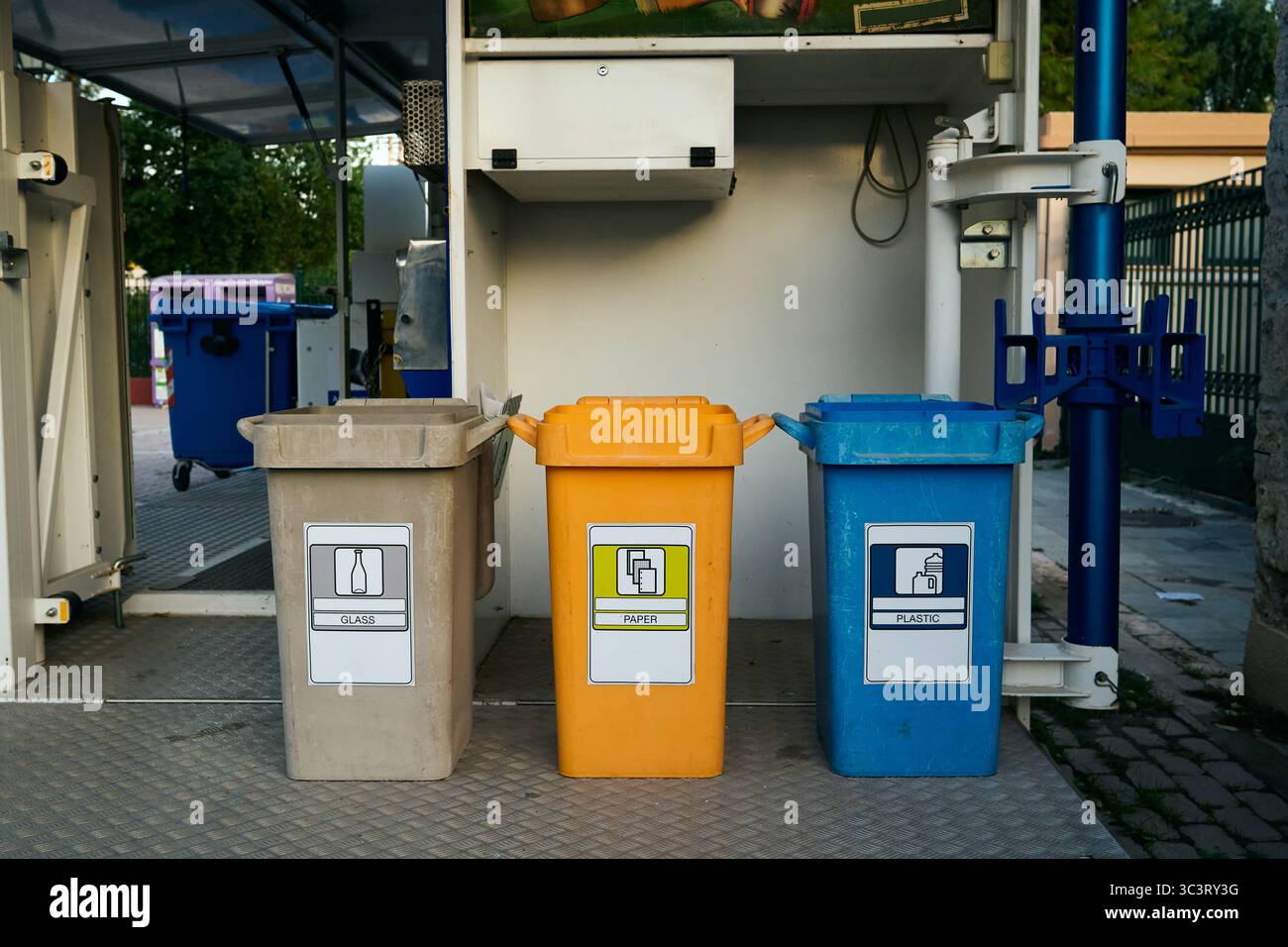 Curbside recycling truck hi-res stock photography and images - Alamy