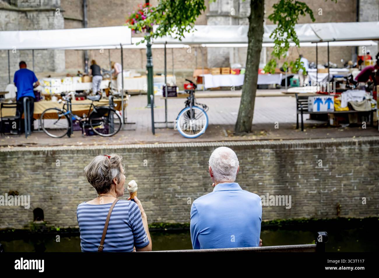 DELFT - Elders on a bench together ANP /HOLLANDSE HOOGTE /ROBIN UTRECHT ...