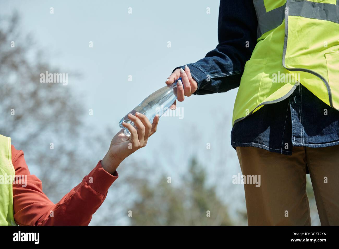 Humanitarian aid volunteer teenager hi-res stock photography and images ...