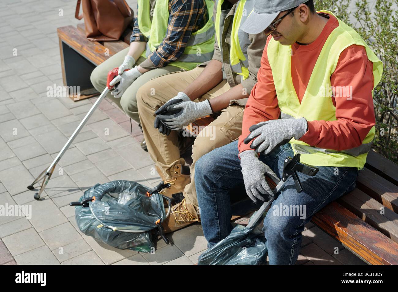 Woman wearing plastic trash hi-res stock photography and images - Alamy