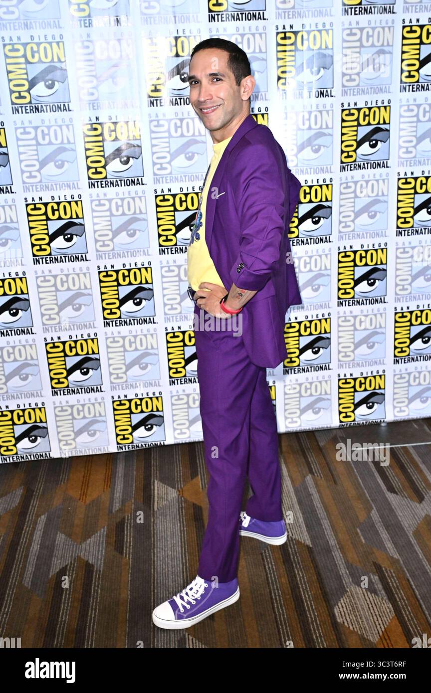 Scott Gryder beim Photocall zu MeTVs Svengoolie & the Sven Squad Make ...