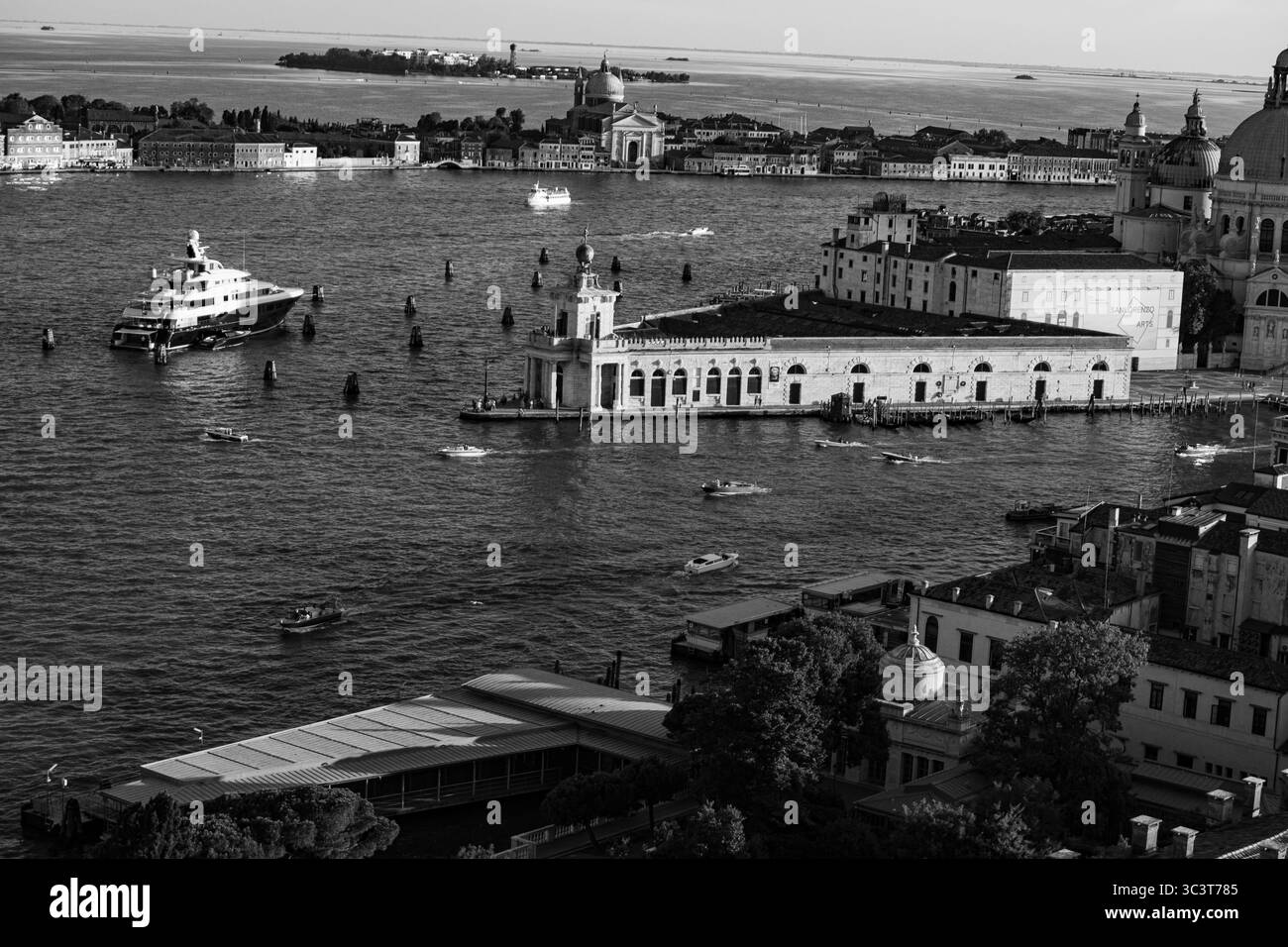 Boxes building Black and White Stock Photos & Images - Alamy