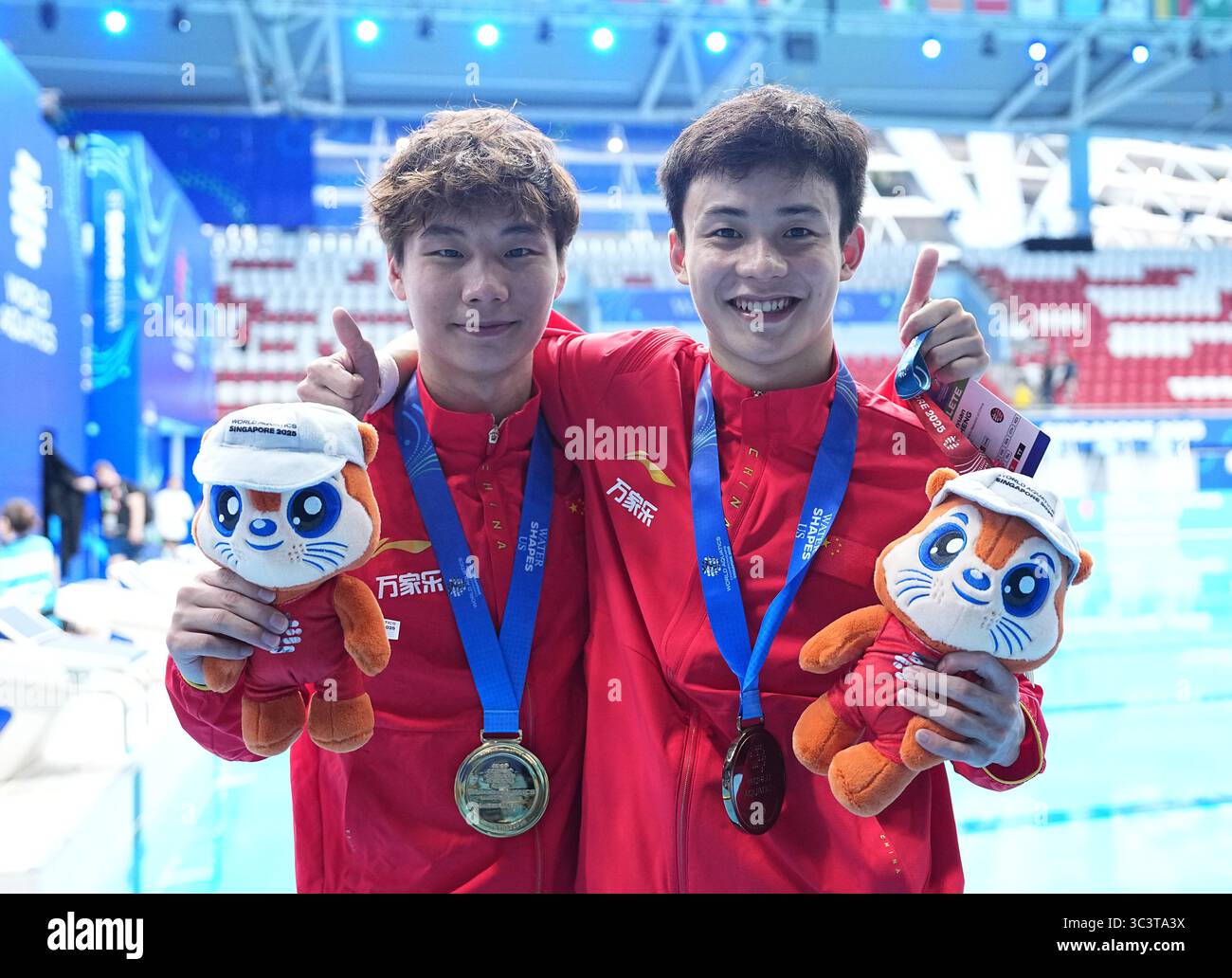 (250727) -- SINGAPORE, July 27, 2025 (Xinhua) -- Gold medalist Zheng ...