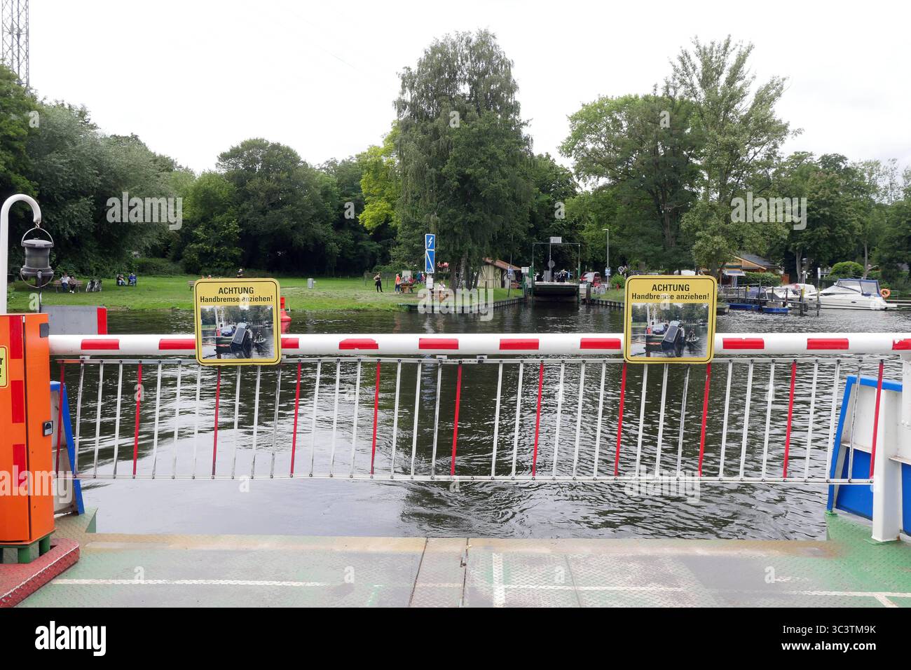 26.07.2025, Caputh - Brandenburg - Deutschland. Seilfähre für PKW ...