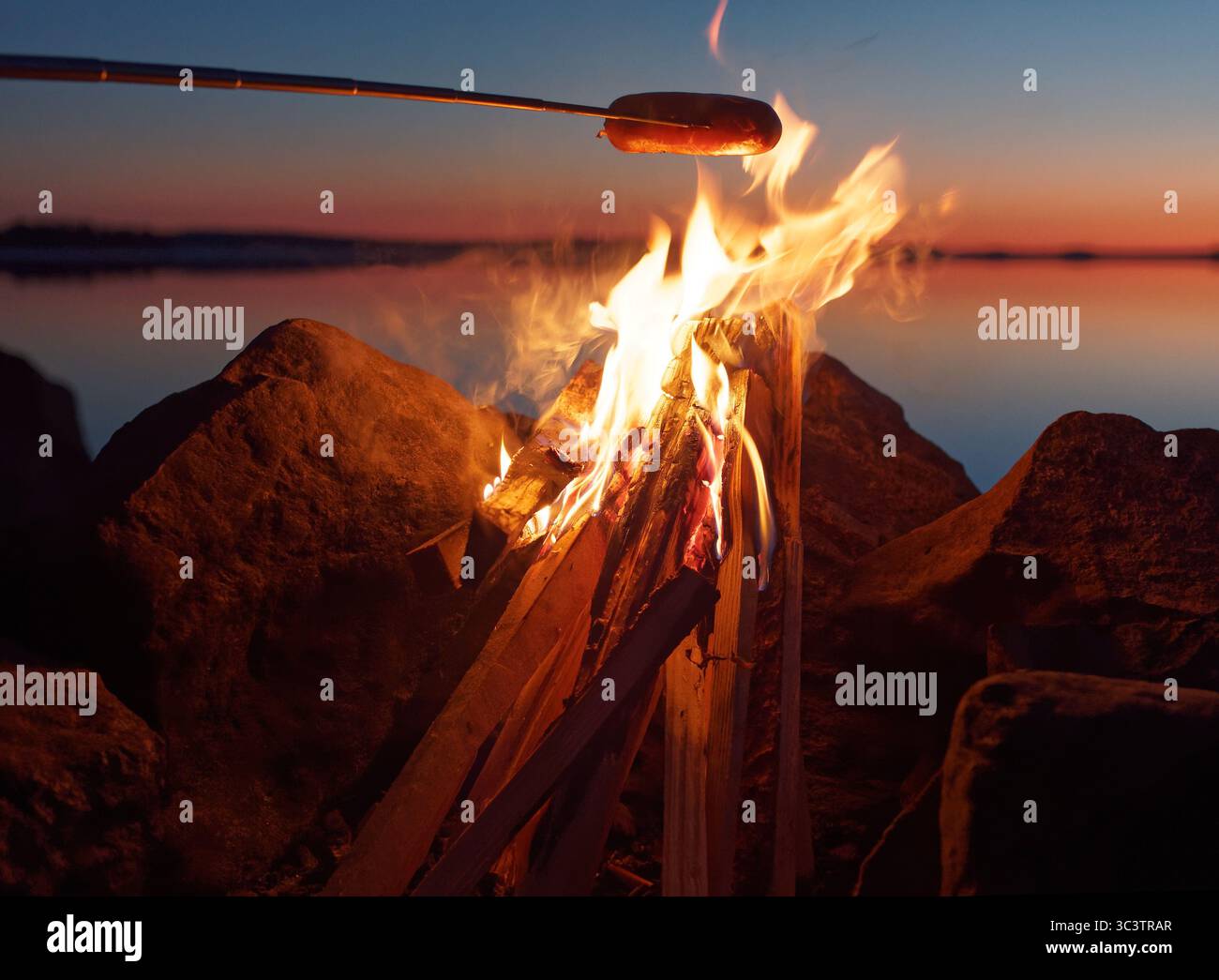 Campfire cooking hi-res stock photography and images - Alamy