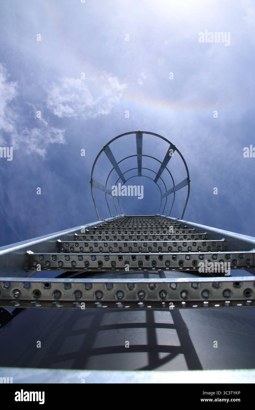 Tank climb hi-res stock photography and images - Alamy