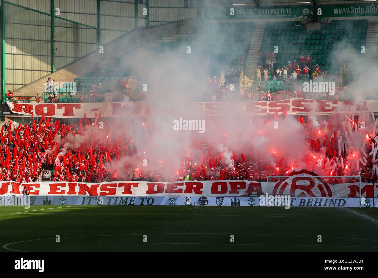 RWE Fans zeigen Choreo "Rot-Weiss Essen International - Wie einst der Opa mit Dir durch Europa ...