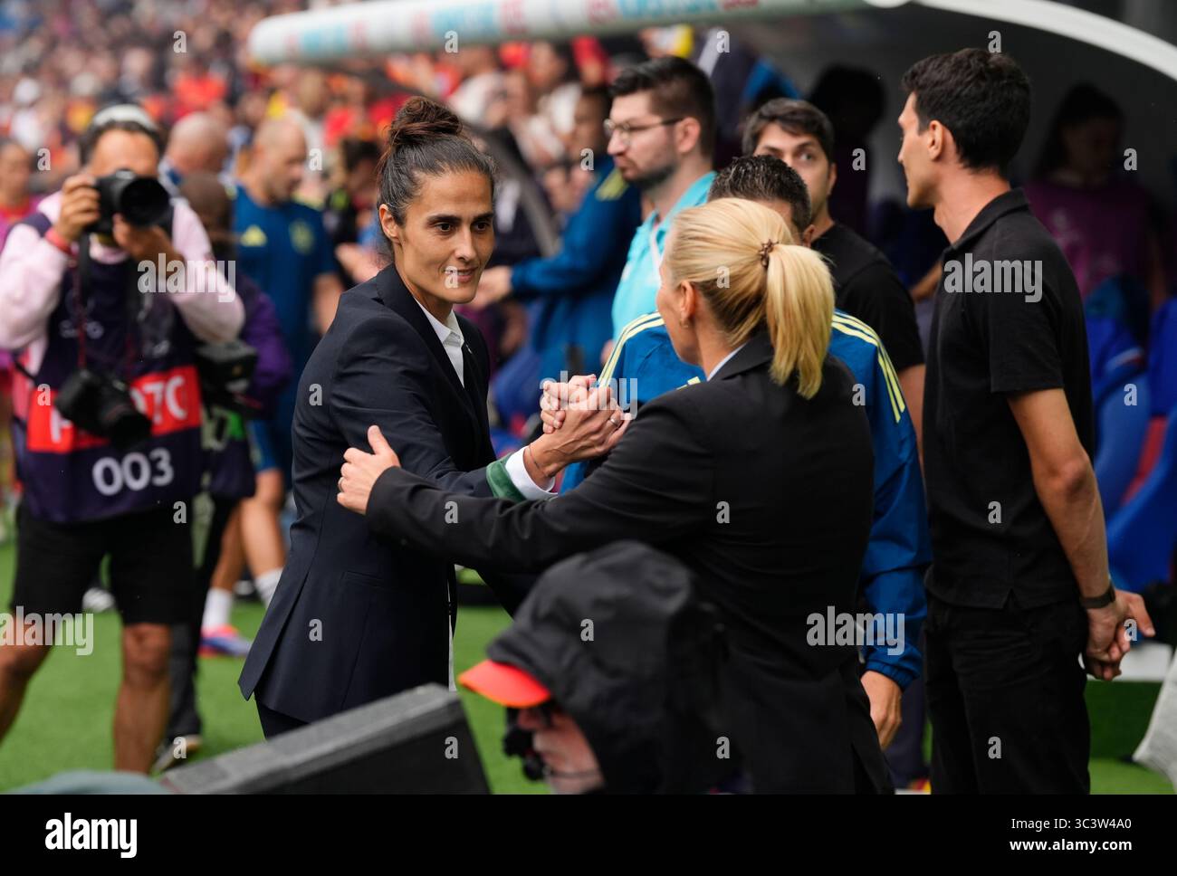 Spain manager Montse Tome (left) and England manager Sarina Wiegman ...