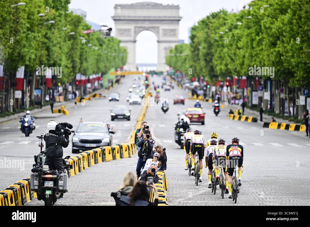 Paris, France. 27th July, 2025. UAE Team Emirates riders on the Avenue ...