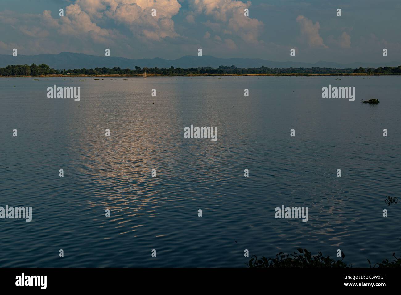 Dramatic shadows rolling hills hi-res stock photography and images - Alamy