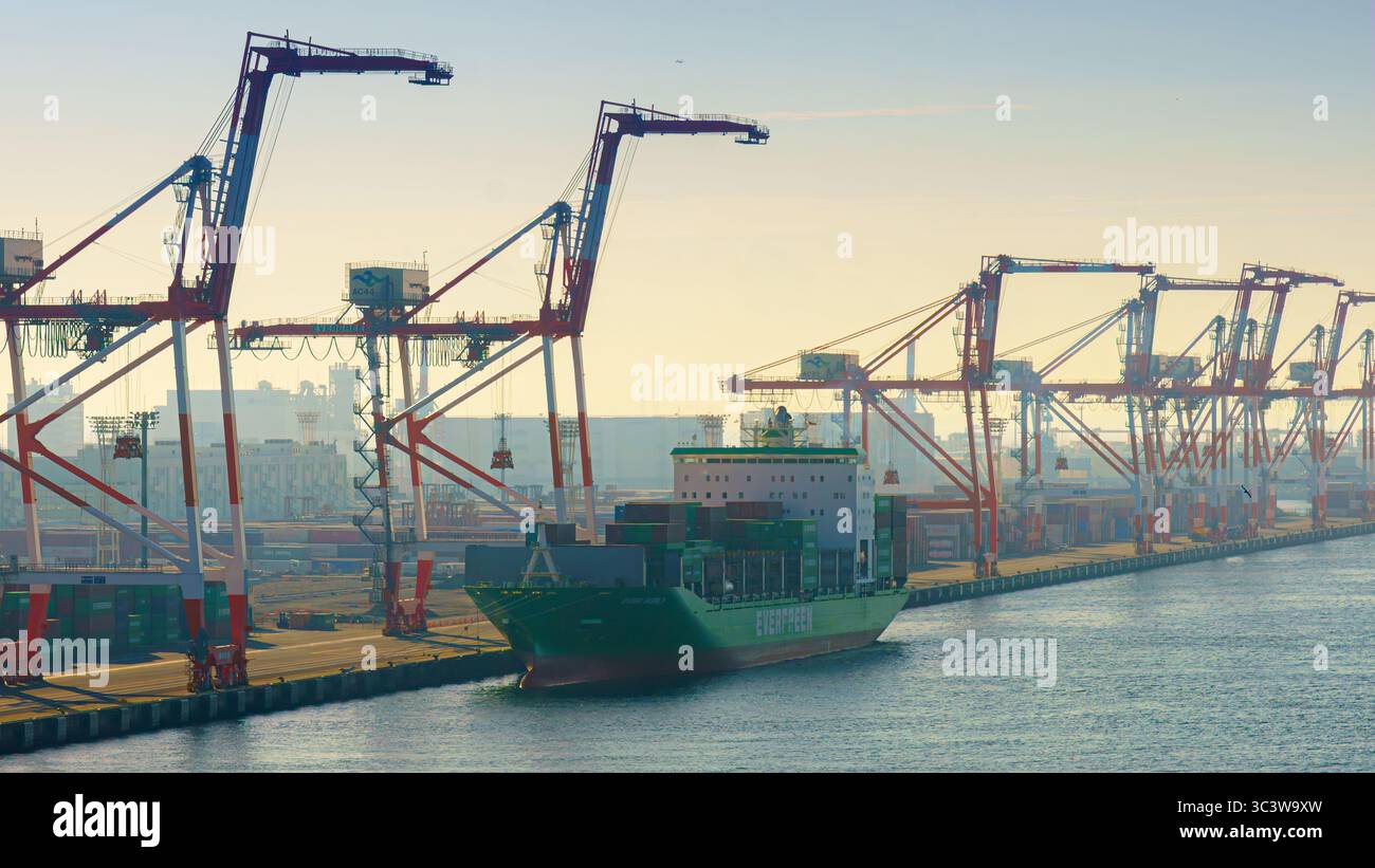Dry dock tokyo hi-res stock photography and images - Alamy