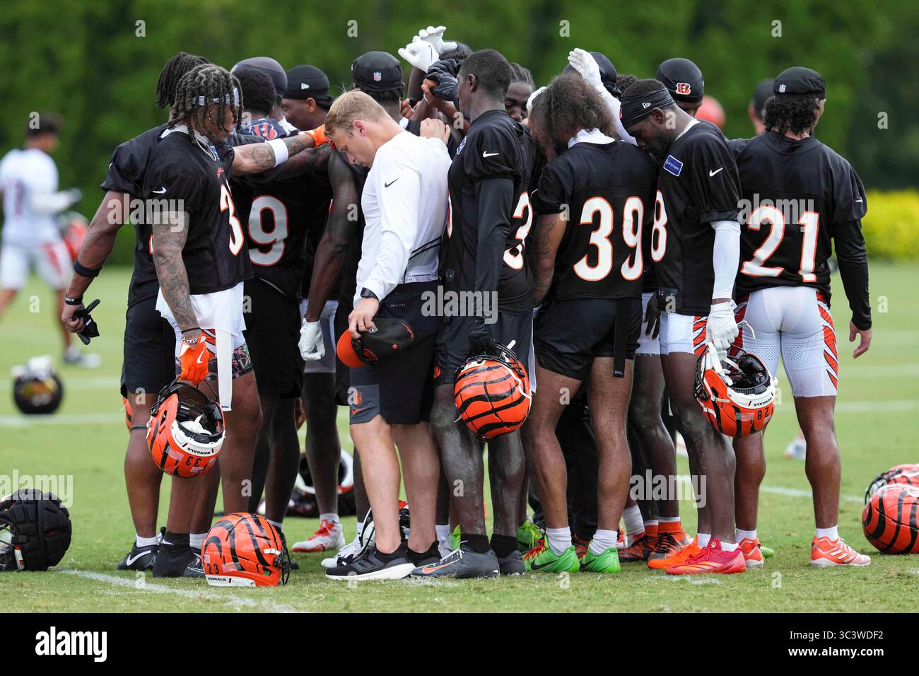 Cincinnati Bengals players huddle during practice at the team's NFL ...