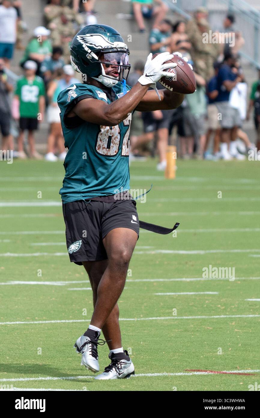 Philadelphia Eagles' Ainias Smith catches the ball during practice at ...