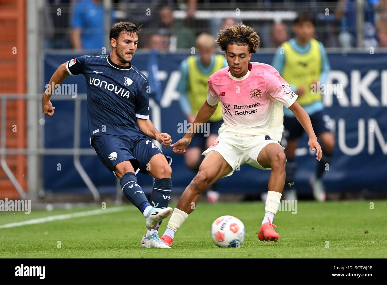 BOCHUM - (l-r) Romario Rosch of VFL Bochum, Montrell Culbreath of Bayer ...
