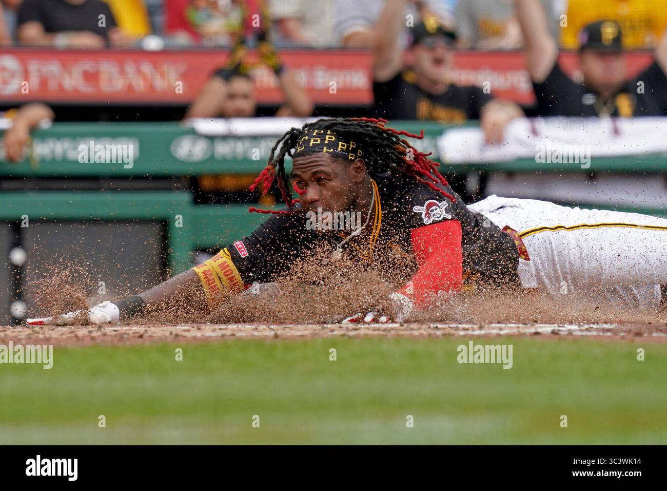 Pittsburgh Pirates' Oneil Cruz scores on a base hit by Tommy Pham ...